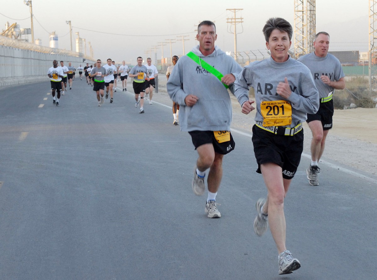 Deployed servicemembers, civilians compete in Army 10-Miler shadow run ...