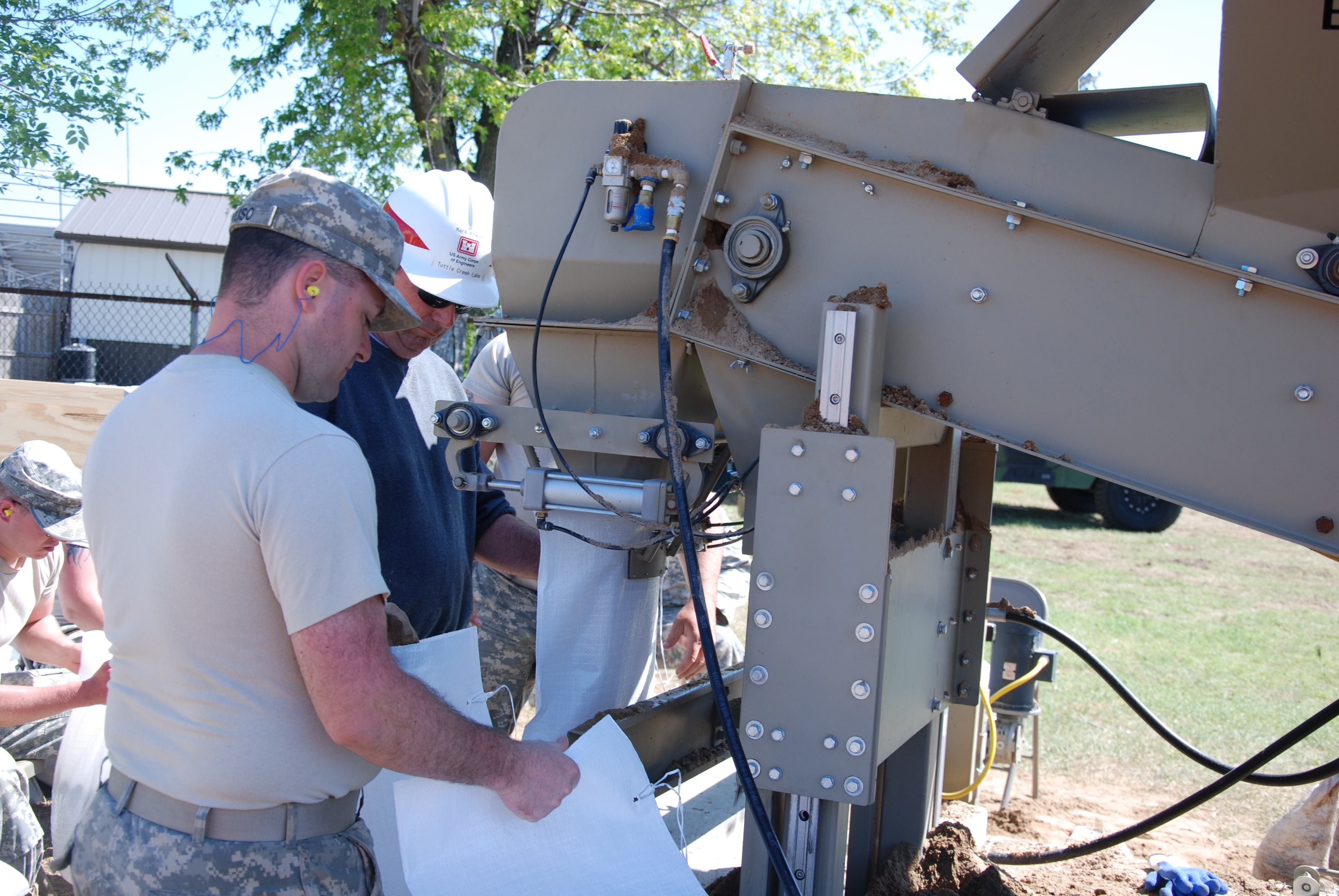 USACE and Missouri National Guard partner for sandbagging efforts ...