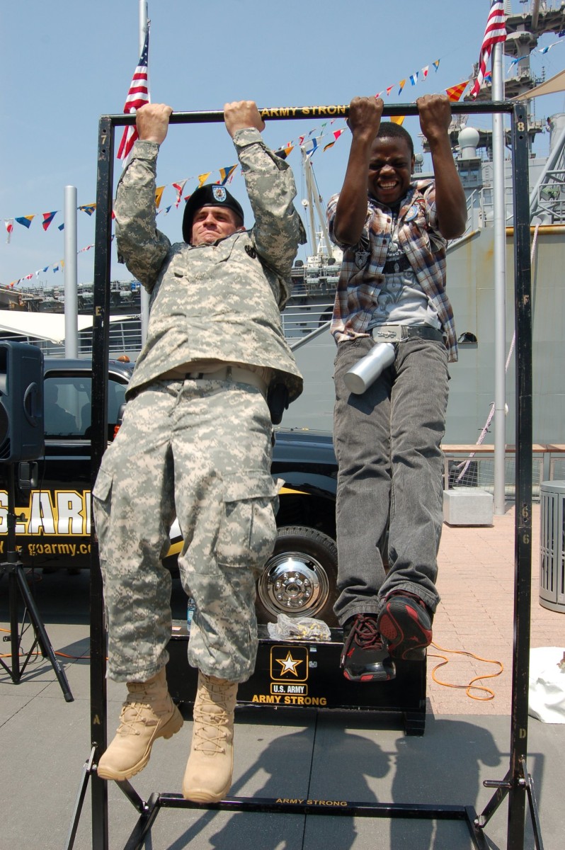 The Battle for the Bar; Recruiting NCO Battles Bronx Student in Pull-up ...