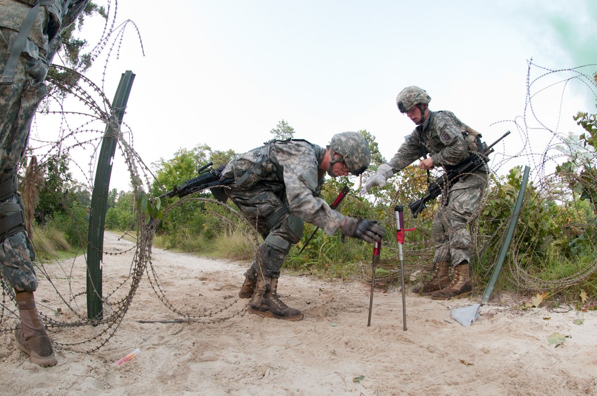 Airborne combat engineers train to breach wire obstacle | Article | The ...