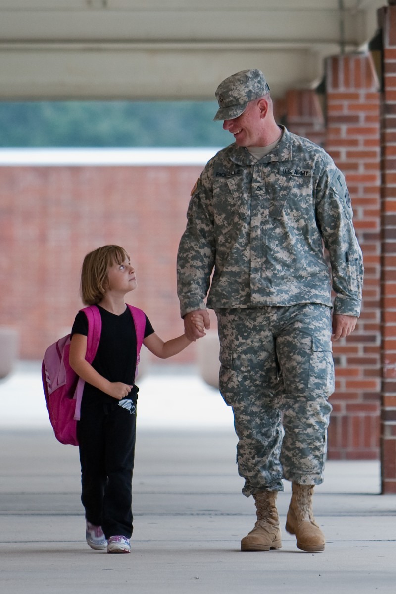 Soldiers, Families bring kids to school for first day | Article | The ...