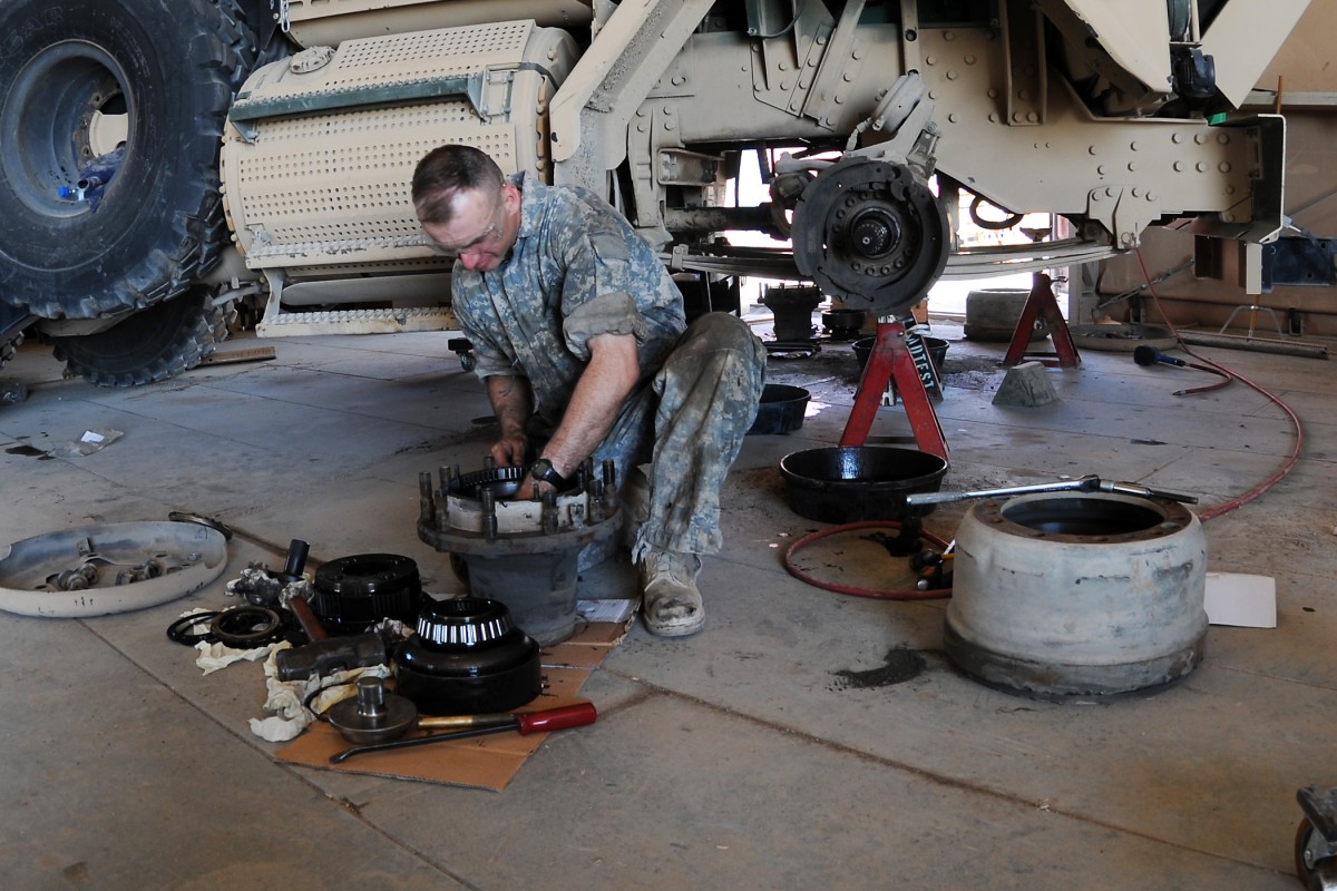 Soldiers keep vehicles moving down the road | Article | The United ...