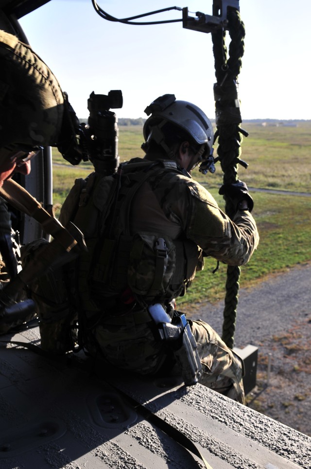 101st CAB Assists SF in Fast Rope Insertion and Extraction System ...