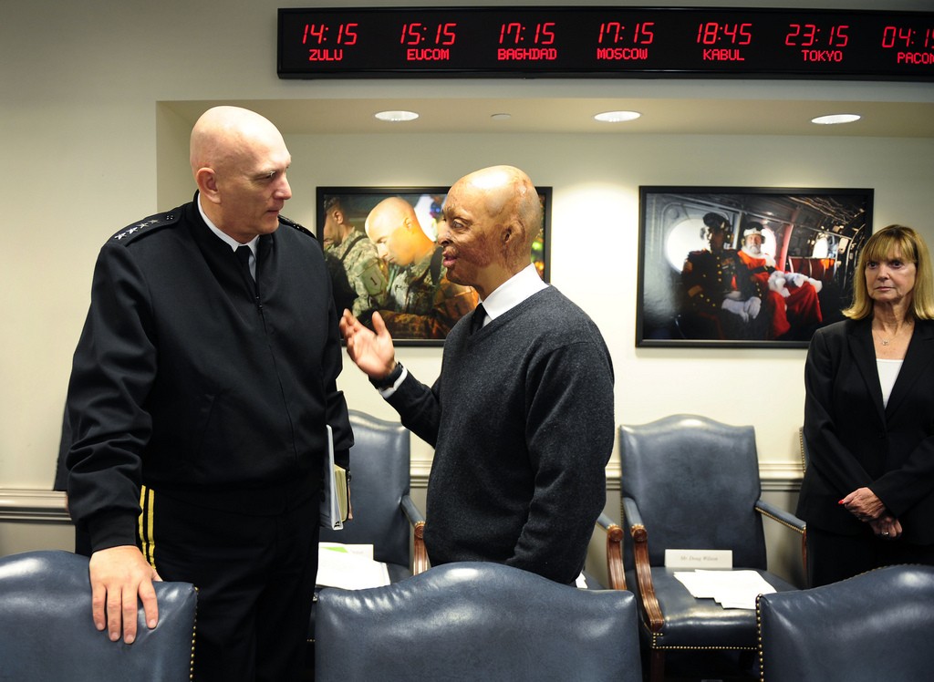 Gen. Odierno talks with J.R. Martinez | Article | The United States Army