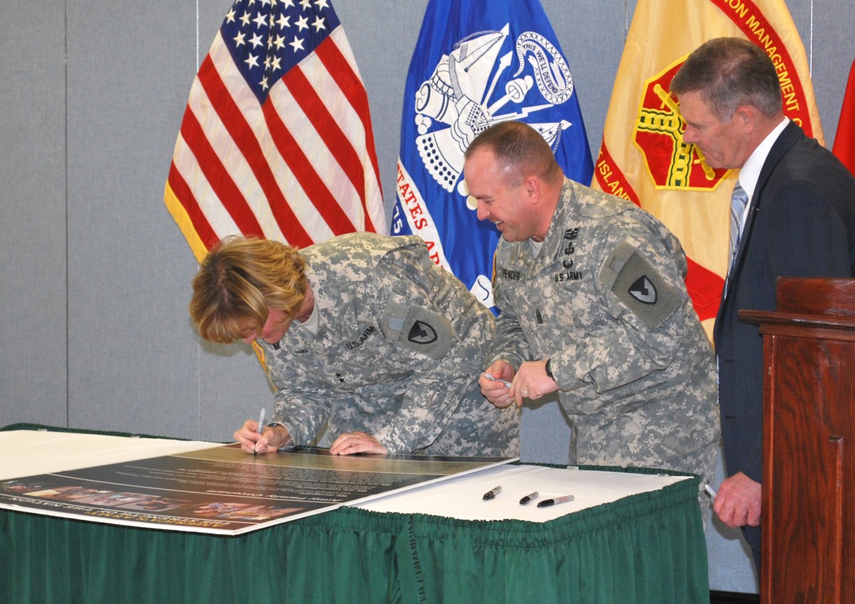 ASC commanding general signs Army Family Covenant | Article | The ...