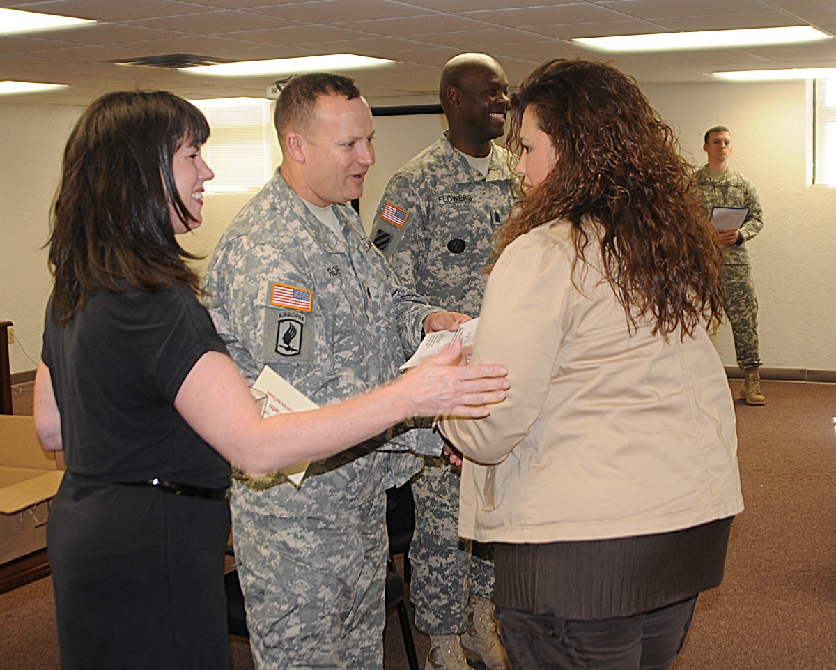 Red Dragons honor their volunteers | Article | The United States Army