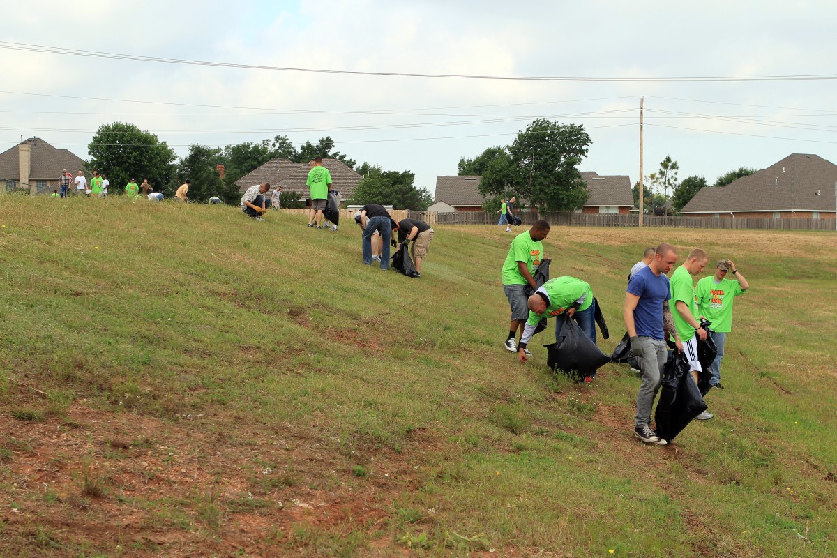 Sill Soldiers, co-ops get 'trash off' | Article | The United States Army