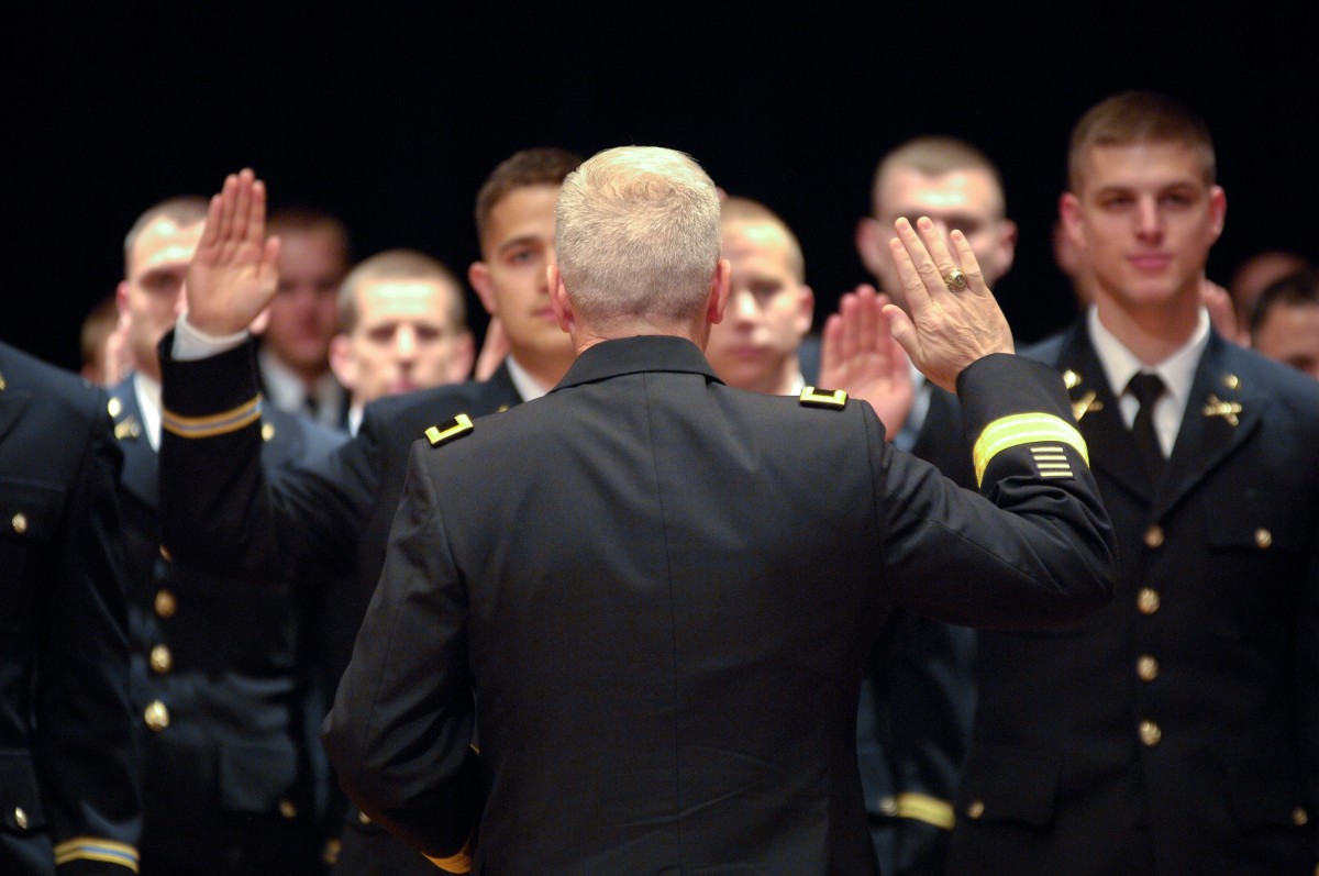 Fort Riley commander welcomes new K-State lieutenants to Army family ...