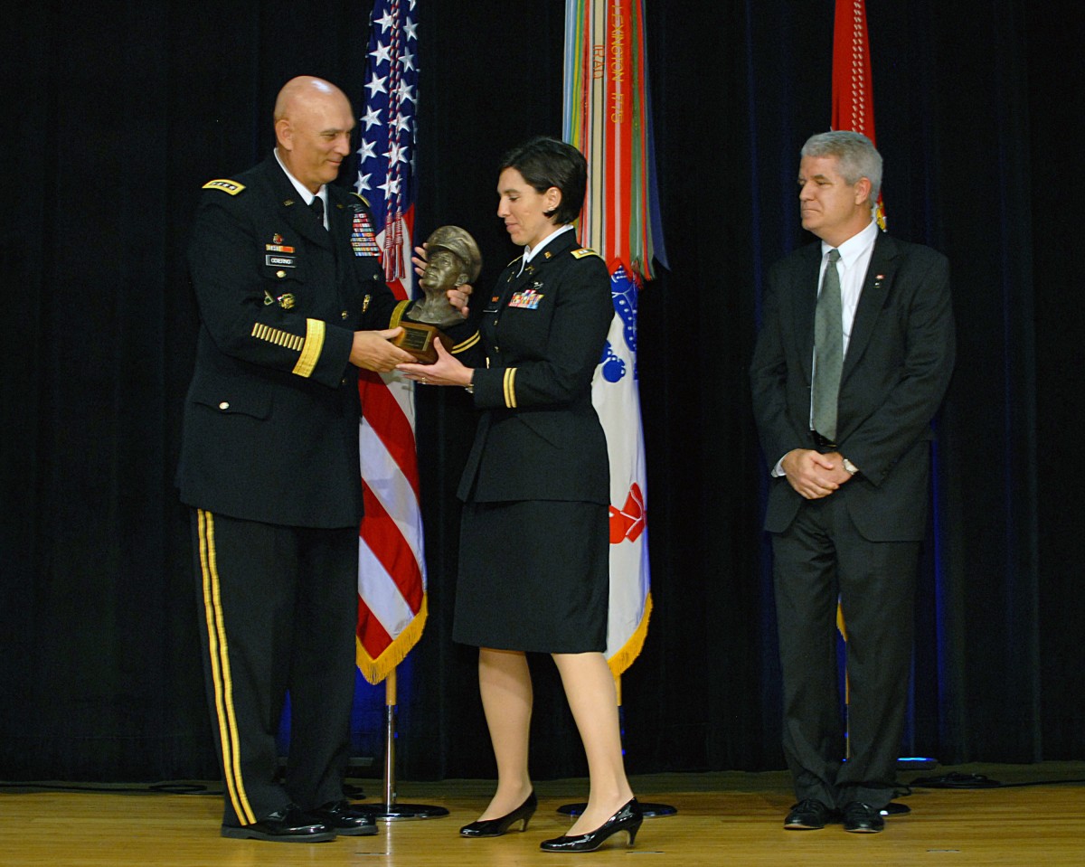 7 Guard Soldiers honored with MacArthur Leadership Award | Article ...