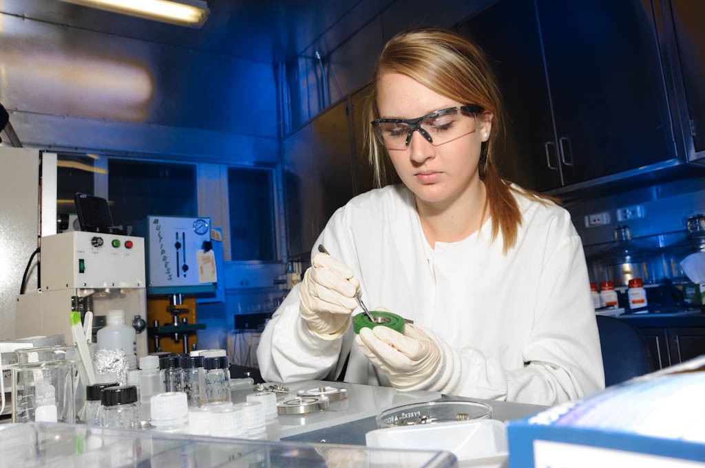 Army scientists energize battery research | Article | The United States ...