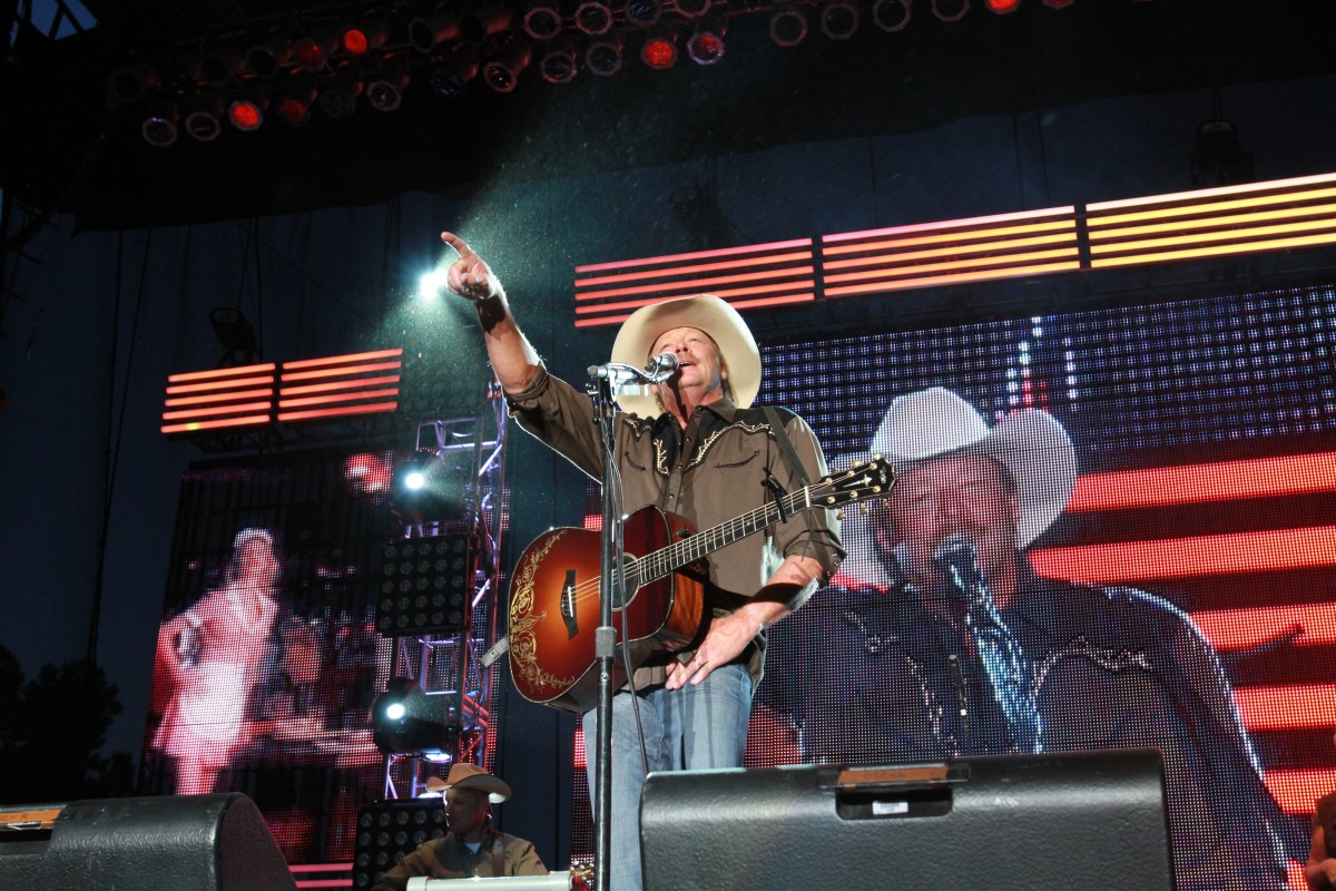 Alan Jackson concert draws 10,000 to Fort Sill | Article | The United ...