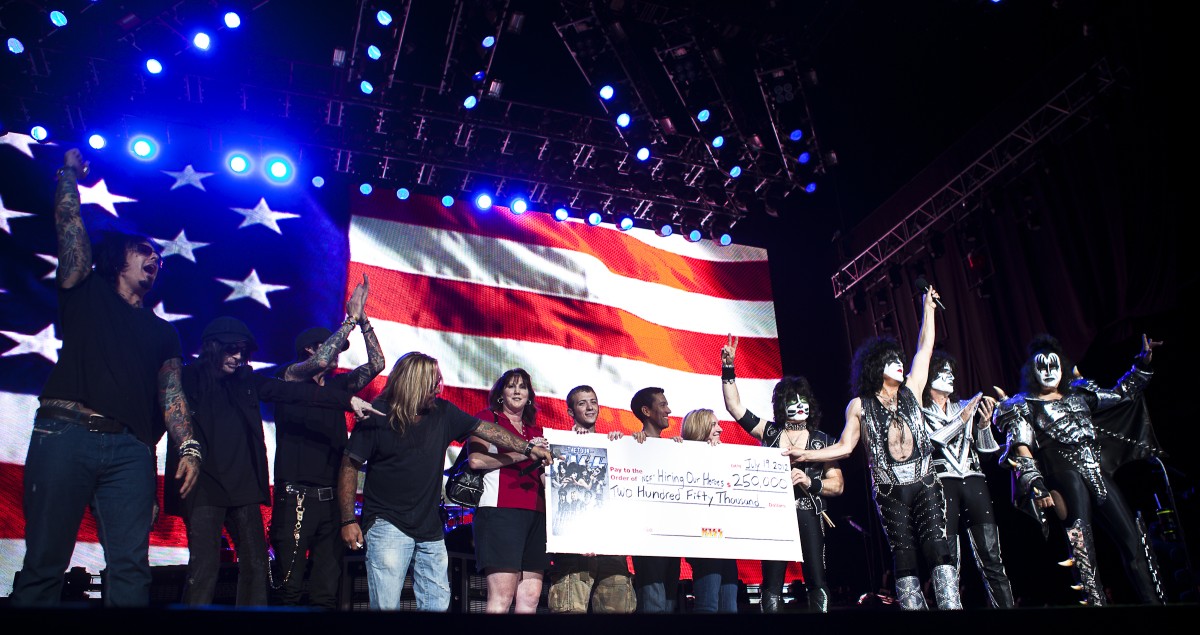 Servicemembers rock all night at free concert | Article | The United ...