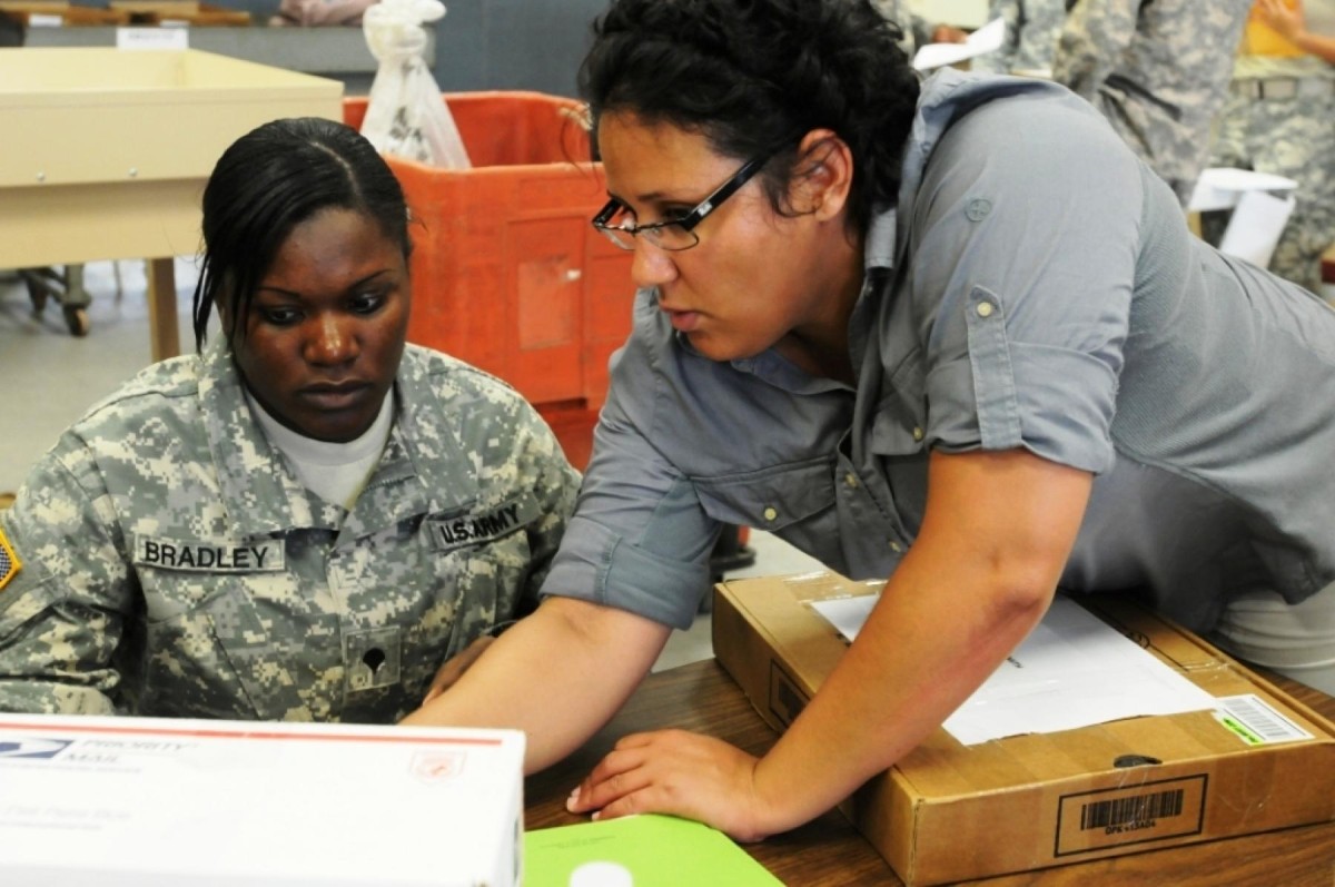 Push it forward: Human Resources soldiers train to process mail ...