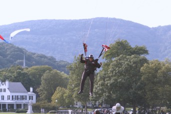 West Point Parachute Team trains with 82nd Airborne paratroopers ...