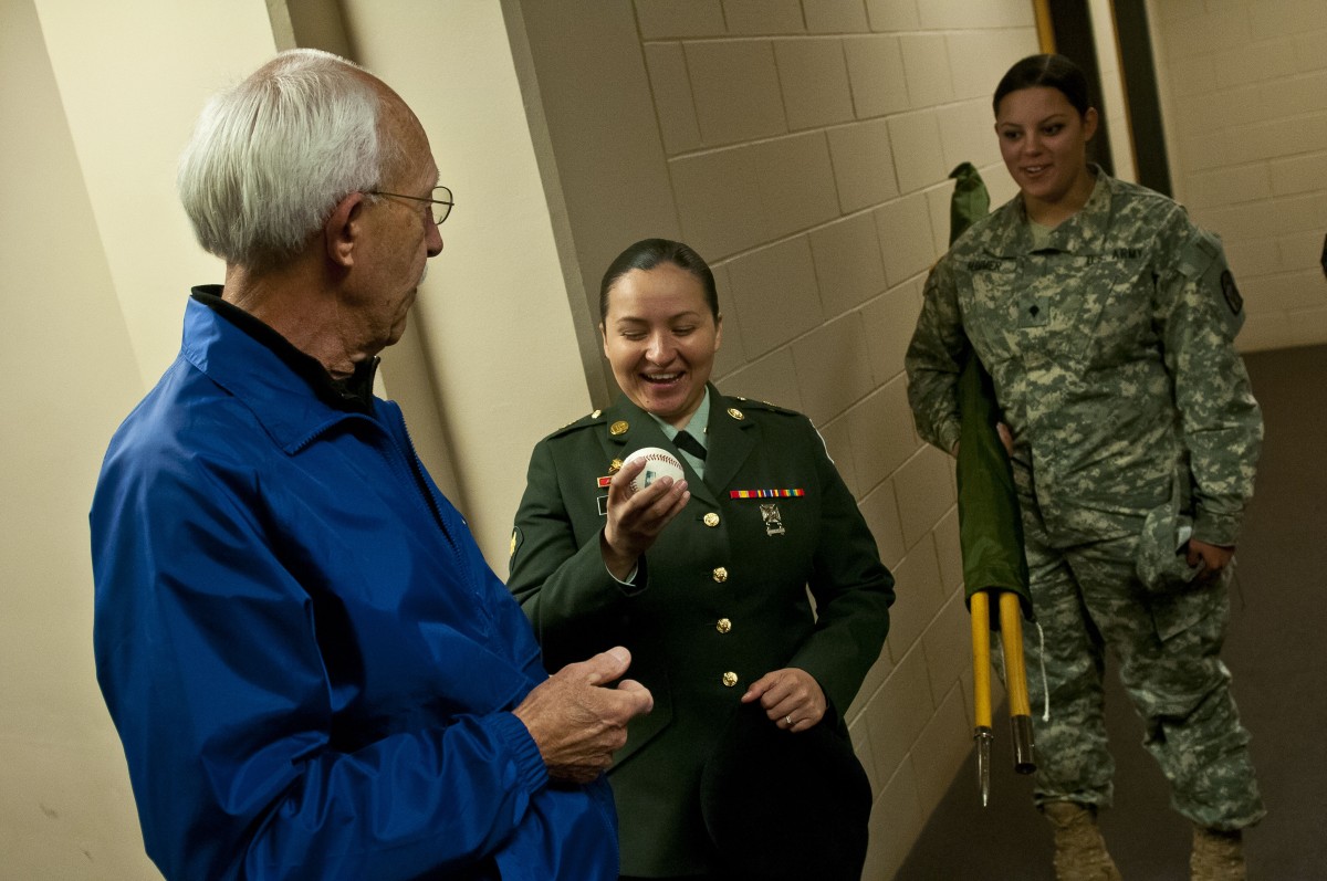 Soldier re-ups at Mariners' home plate | Article | The United States Army
