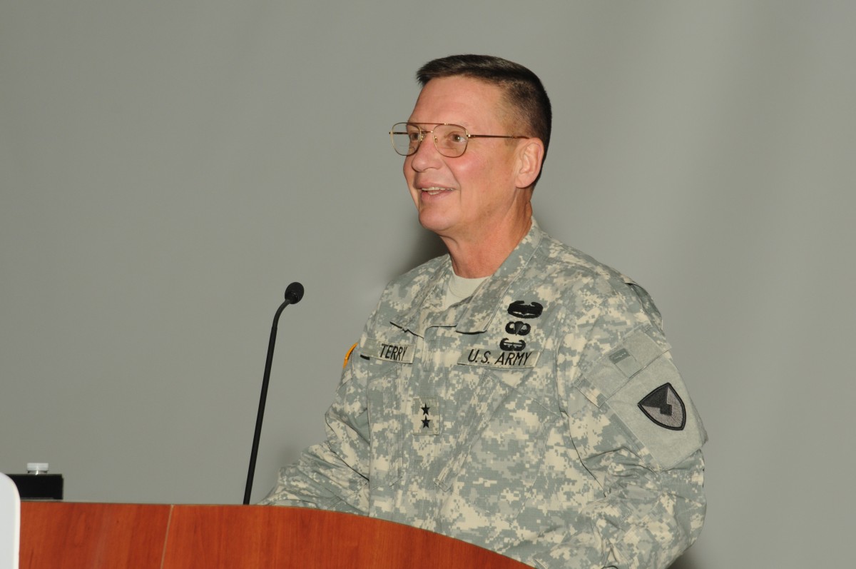 TACOM LCMC Commander holds Town Hall | Article | The United States Army