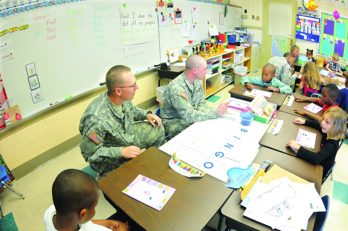 Fort Lee Soldiers lend hand to 1st graders at local school | Article ...