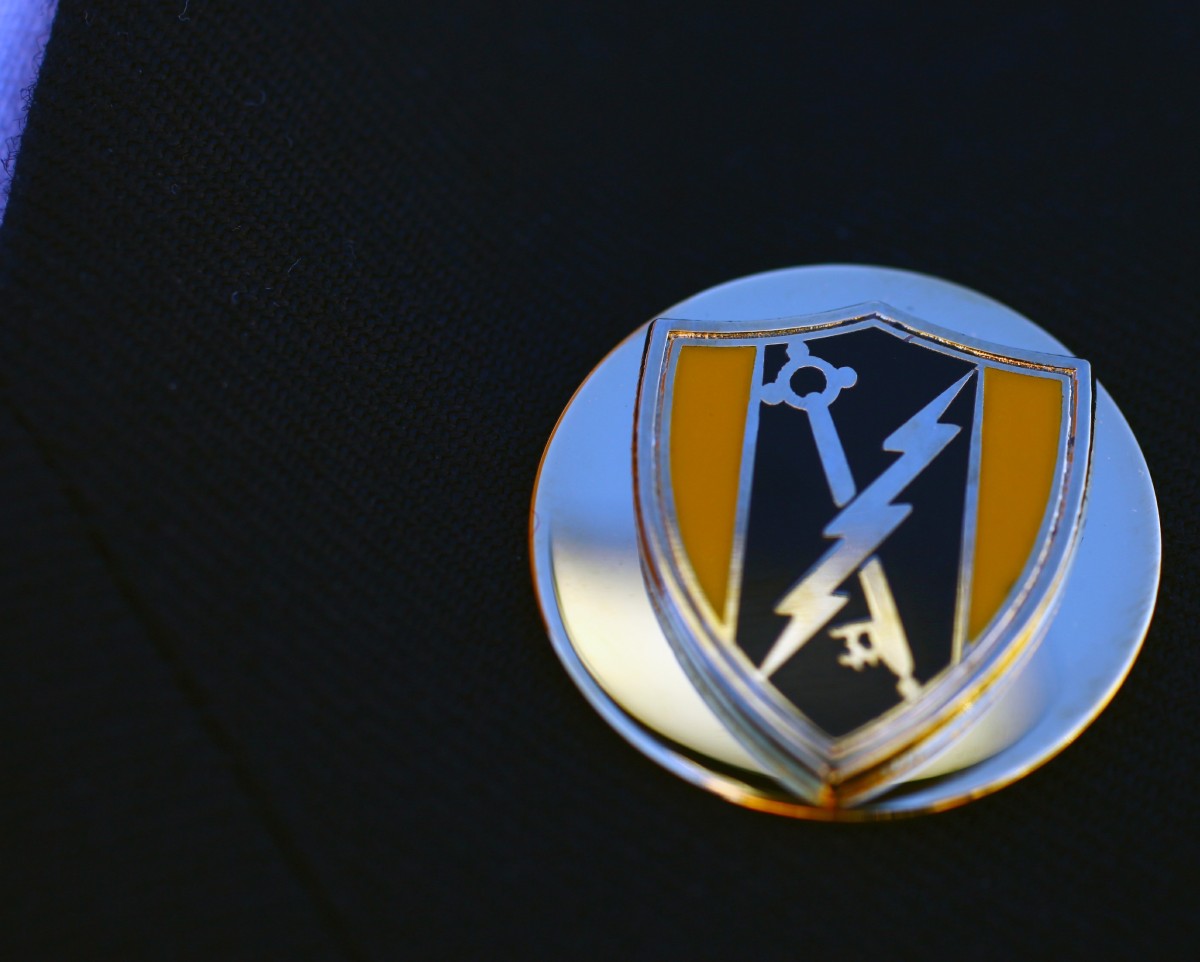 Electronic warfare graduates first to receive crested collar insignia ...