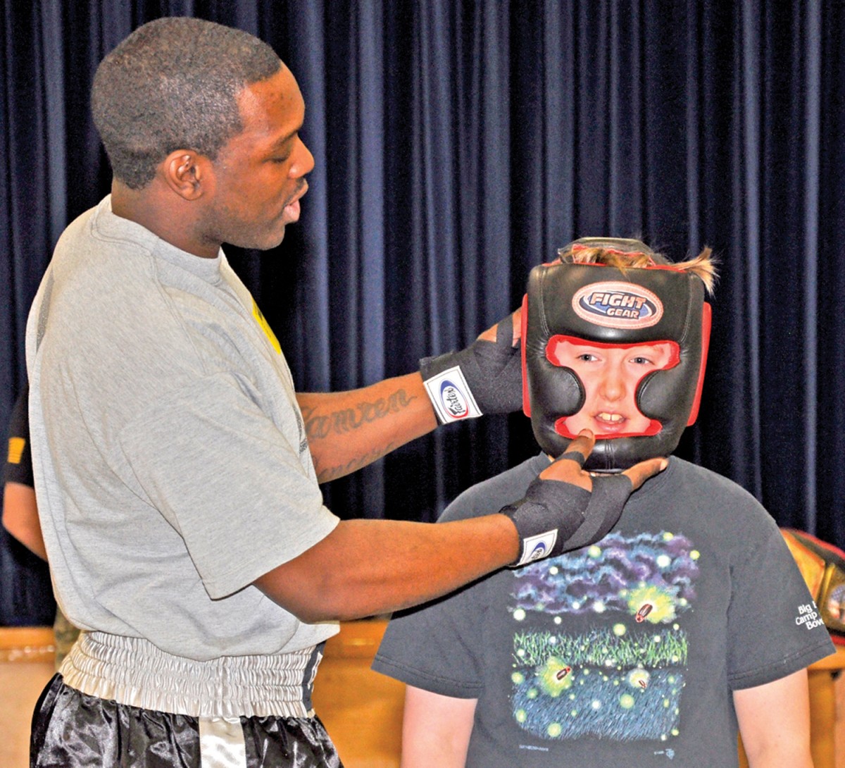 Anti-bullying: Wiesbaden boxers share message of respect with students ...