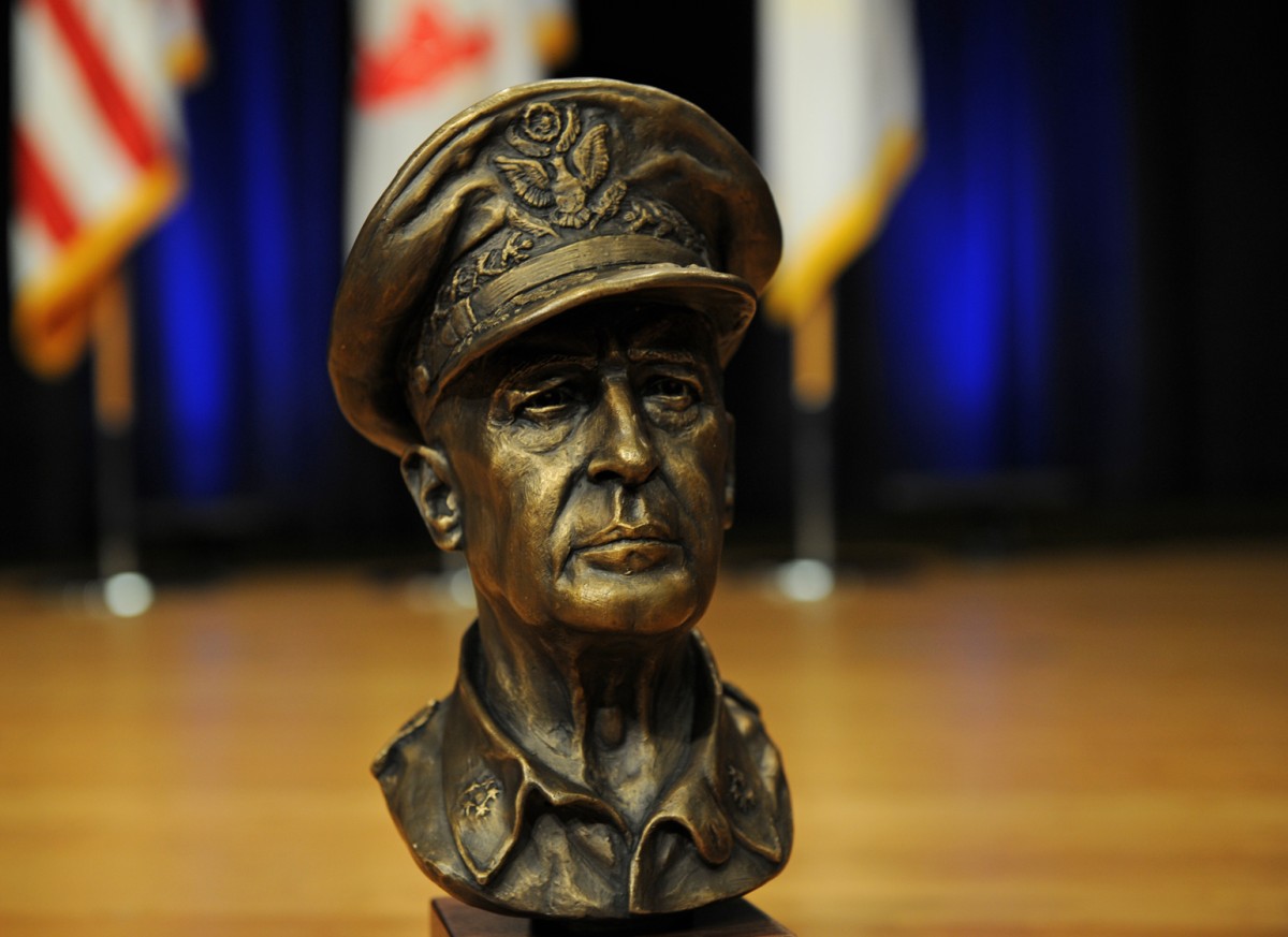 CSA presents 28 junior officers with MacArthur Leadership Awards ...