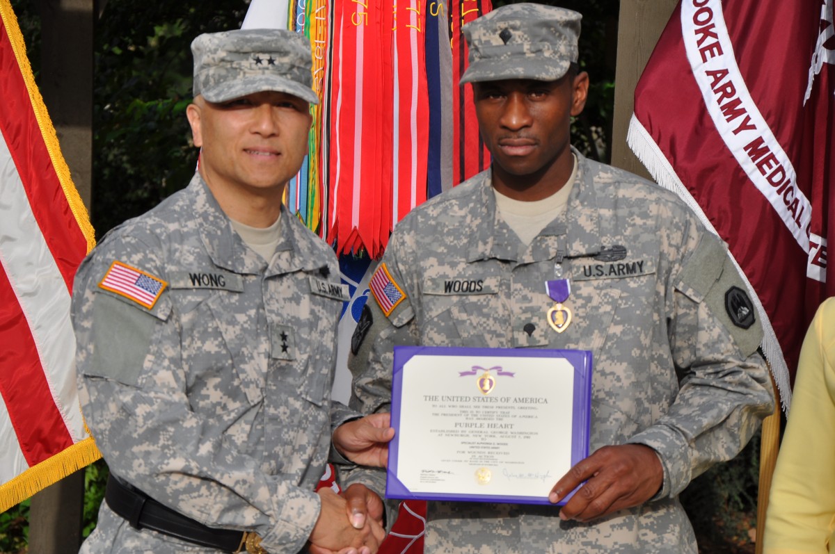 Wounded Soldier receives Purple Heart | Article | The United States Army