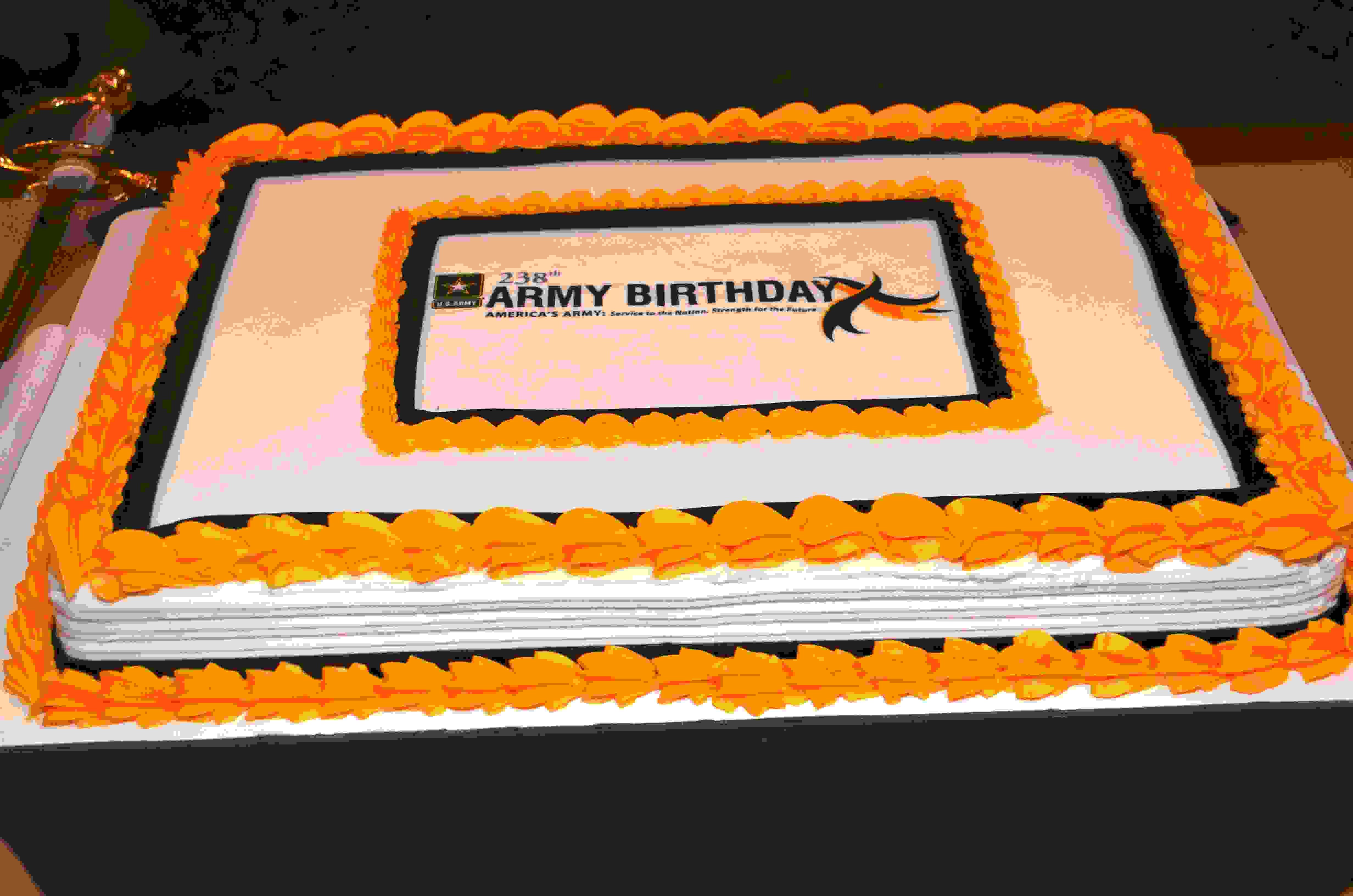 FLW's oldest, youngest Soldiers, DA civilians take part in cake cutting ...