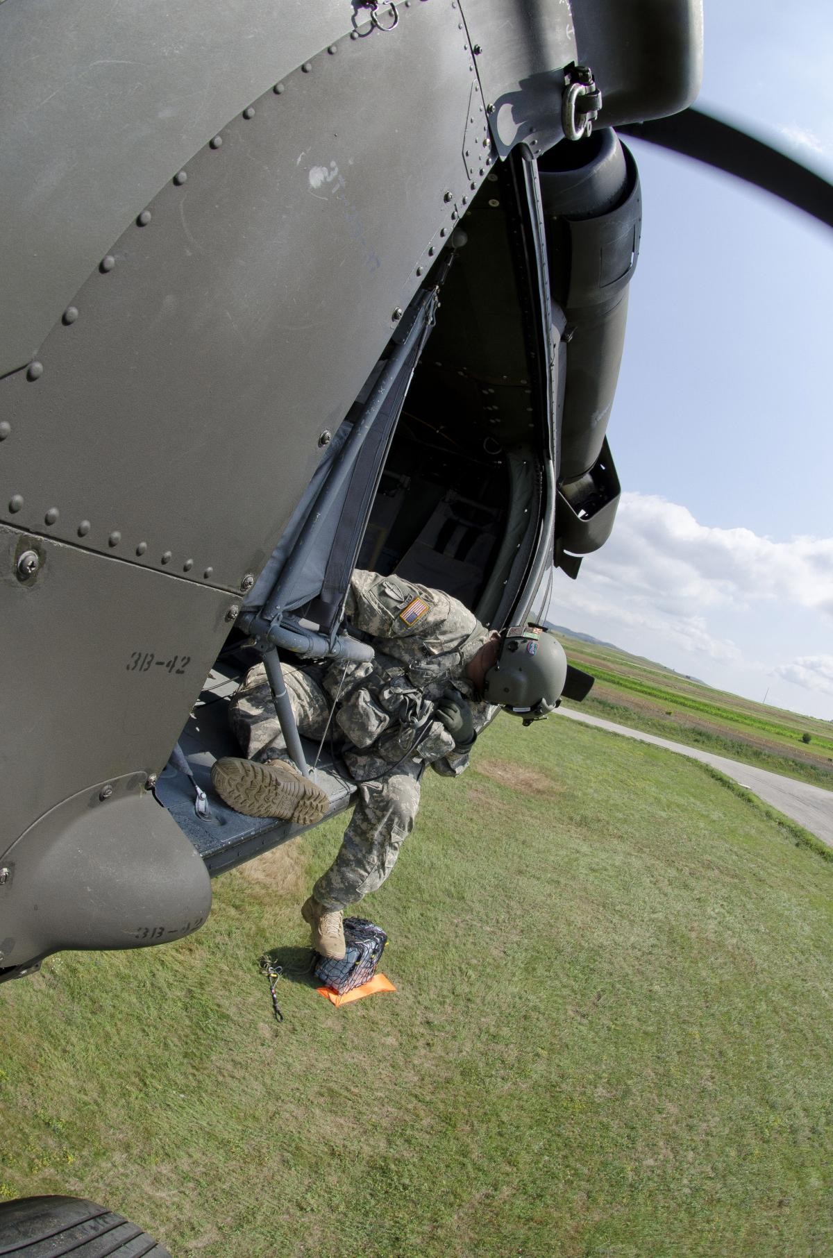 Multinational soldiers learn sling load operations | Article | The ...