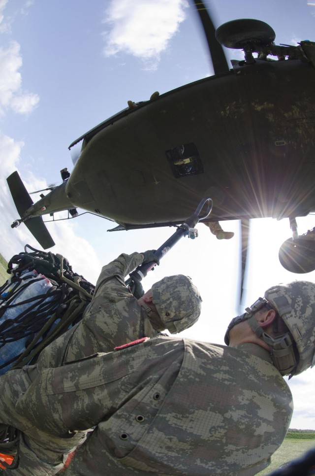 Multinational soldiers learn sling load operations | Article | The ...
