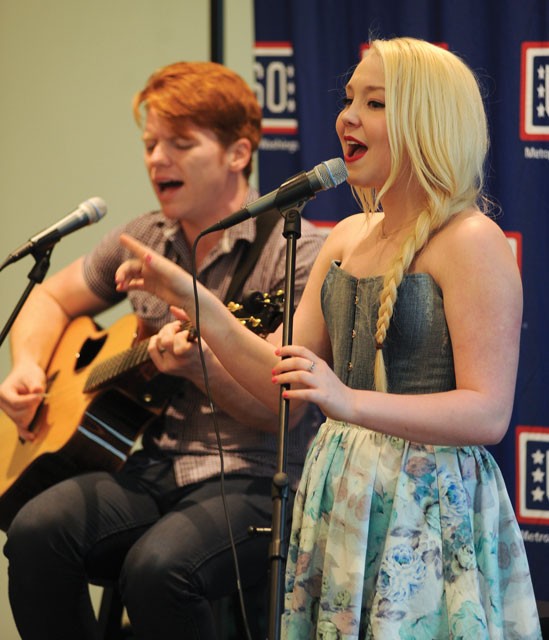'The Voice' contestant RaeLynn visits Fort Belvoir | Article | The ...