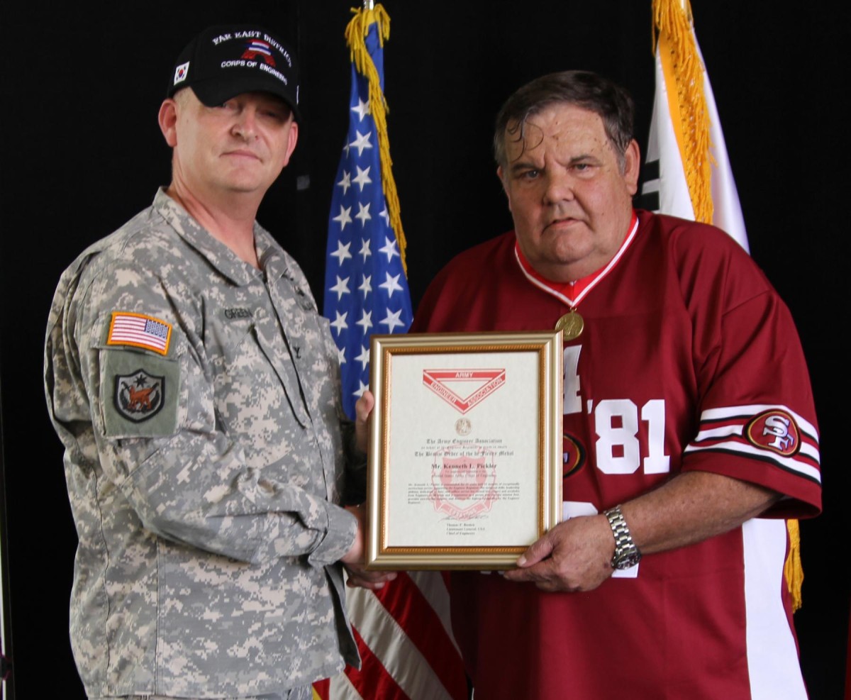 Pickler presented de Fleury award for service to Engineer Regiment ...
