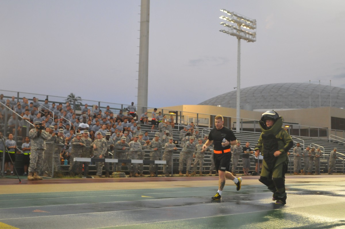 Soldier breaks world record in bomb-suit run | Article | The United ... Soldier breaks world record in bomb-suit run | Article | The United ...