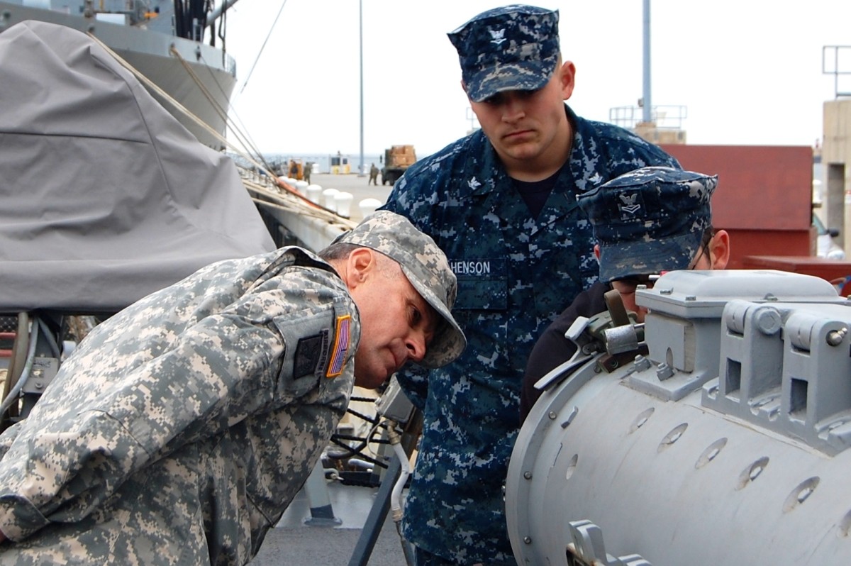 LTG Mann visits USS Cole | Article | The United States Army