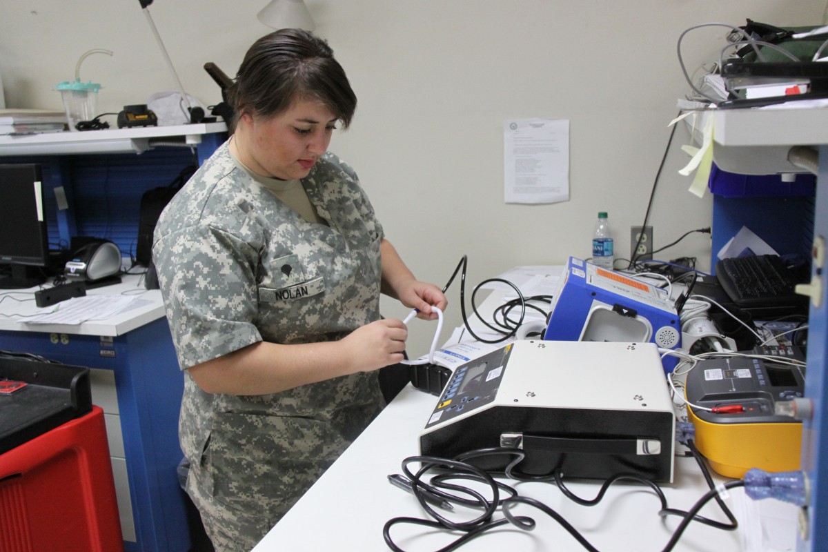 Pushing forward in life: Soldier survives brain tumor, interns in her ...