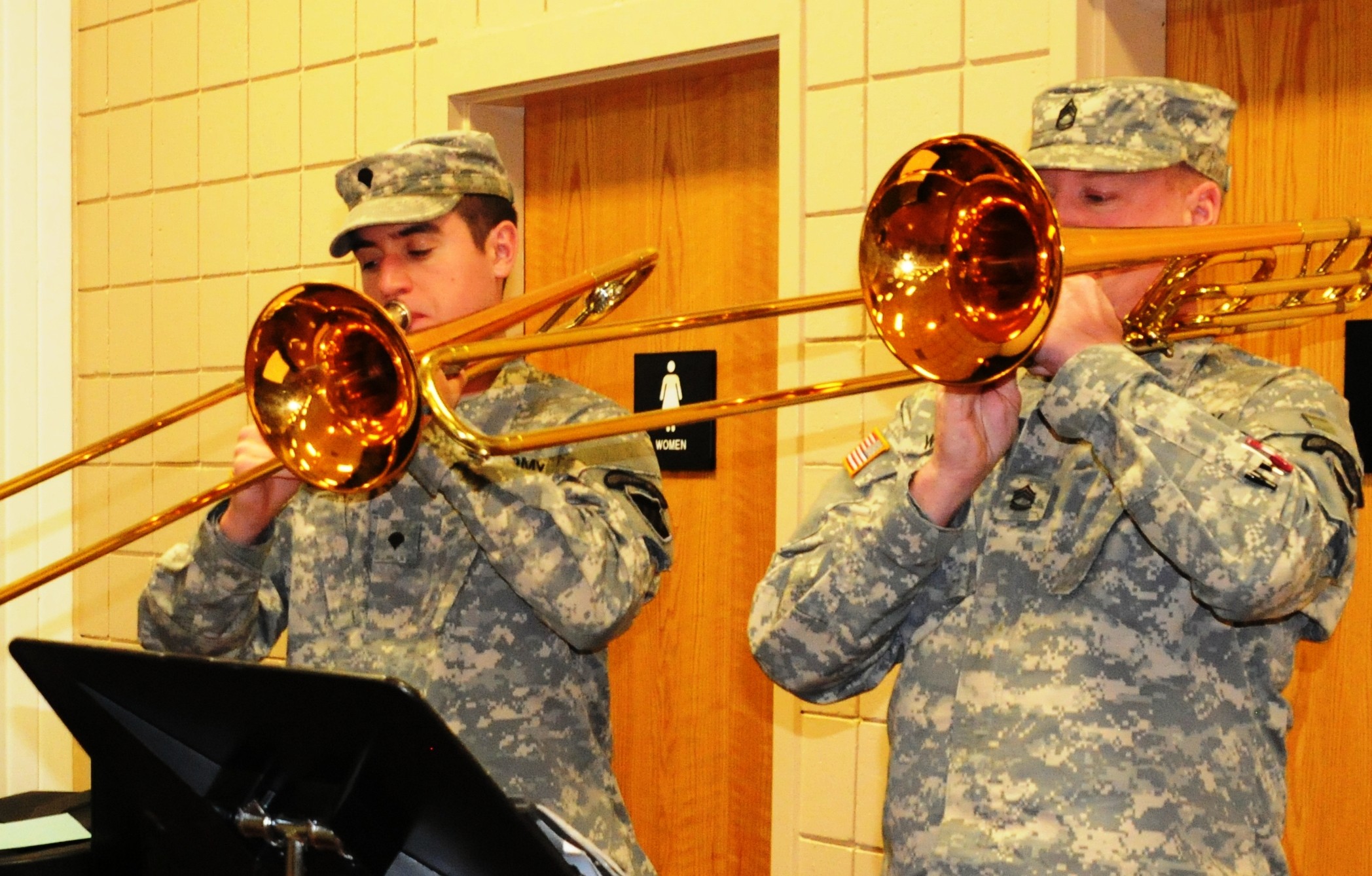 Boston-based Army Reservists farewell to Family members in deployment ...