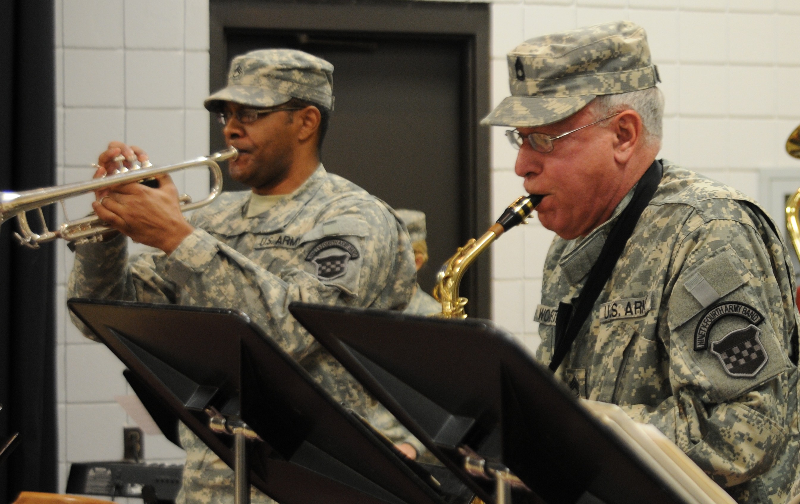Boston-based Army Reservists farewell to Family members in deployment ...