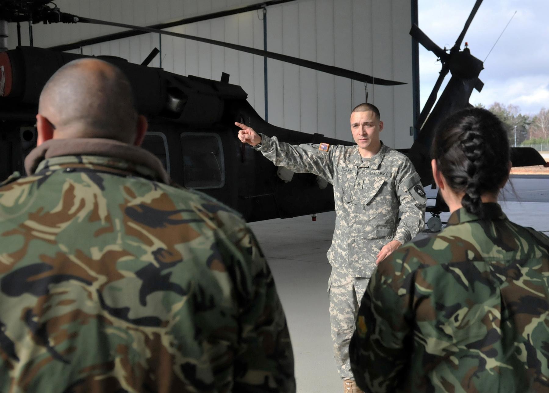 557th Med. Co. hosts Bulgarian soldiers for Mil-to-Mil | Article | The ...