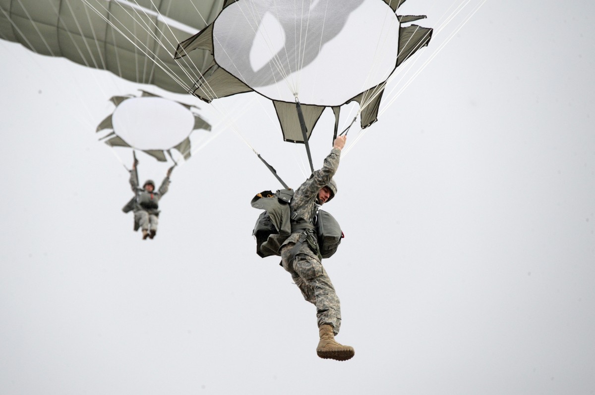 US, Polish paratroopers find common ground, spark critical thinking ...
