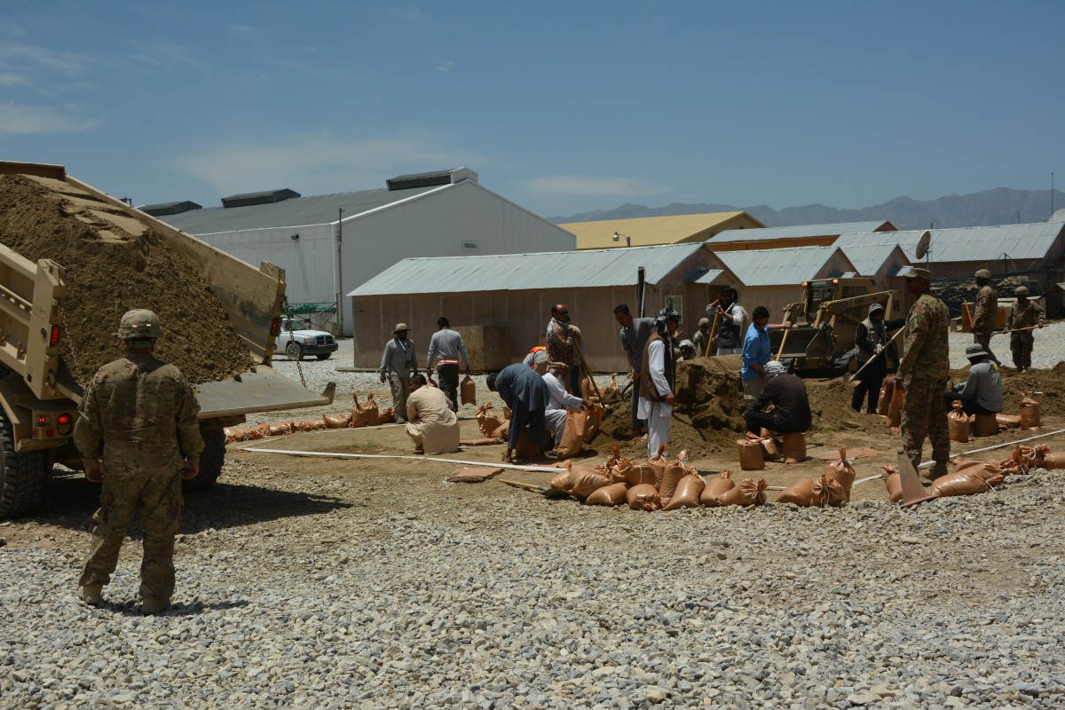 25 Men and a truck --133rd Engineers lend a hand to make 3-401st AFSBn ...