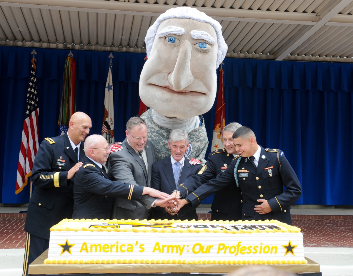 Soldiers re-enlist at Pentagon during Army birthday celebration ...