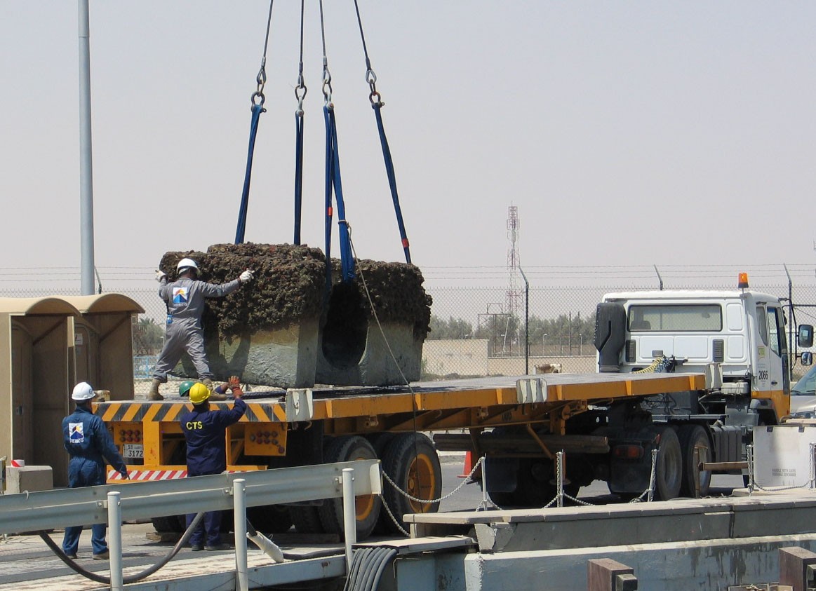WES-K, AFSBn-Kuwait, remove 12-ton obstacle from Kuwaiti Naval base ...
