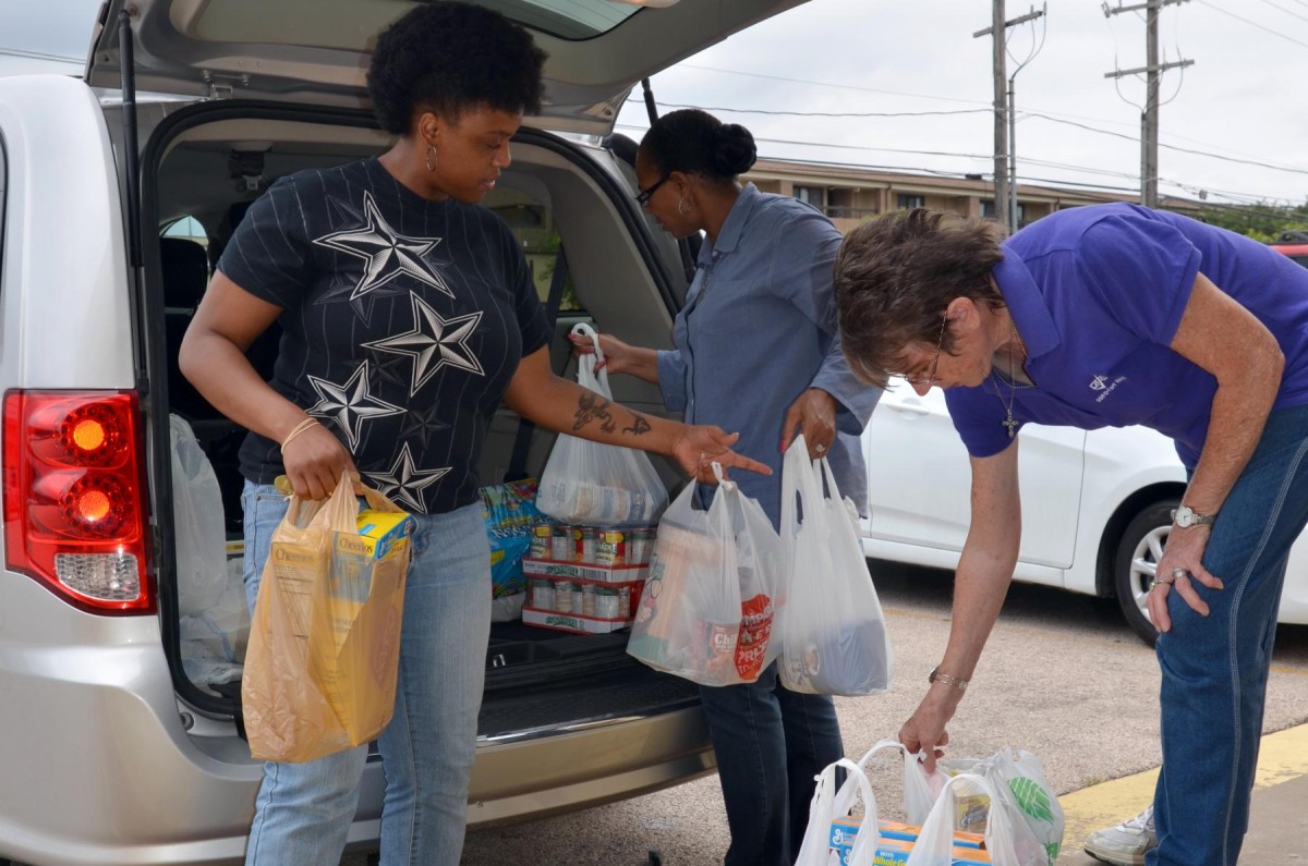 Feds fight hunger in local community | Article | The United States Army