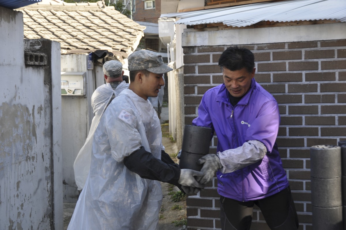Area II soldiers warm Susaek-dong community | Article | The United ...