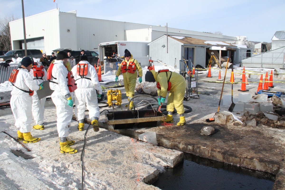 Oil spill responders train at CRREL to keep the Arctic clean | Article ...