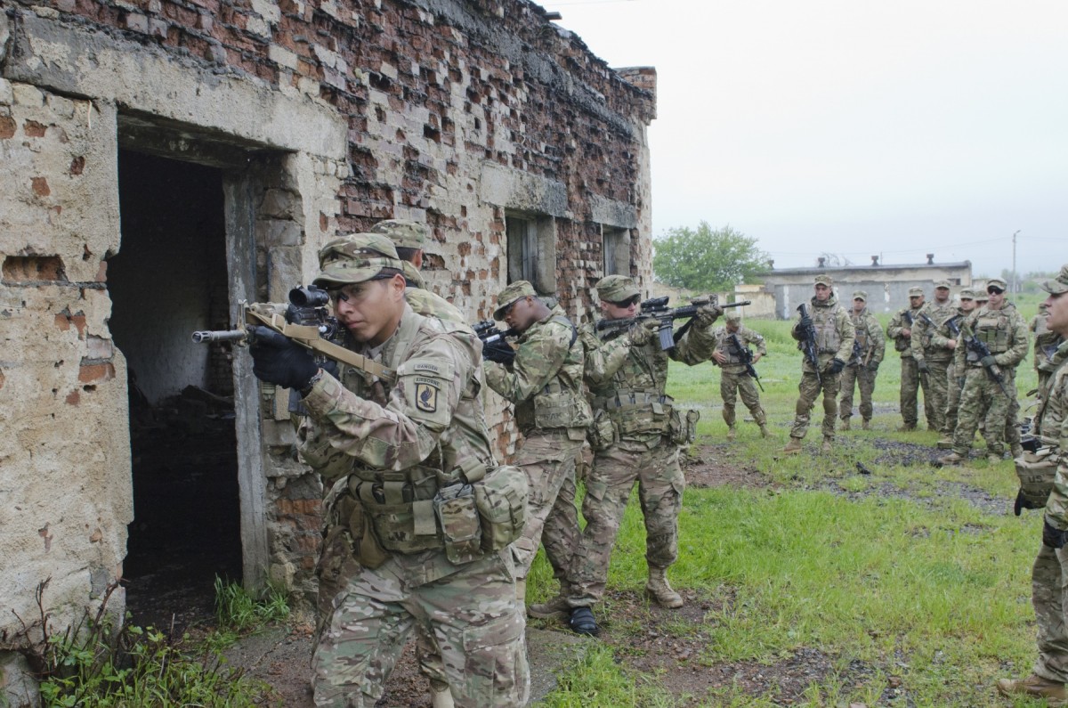 U.S., Georgian Soldiers train together on close quarters techniques ...
