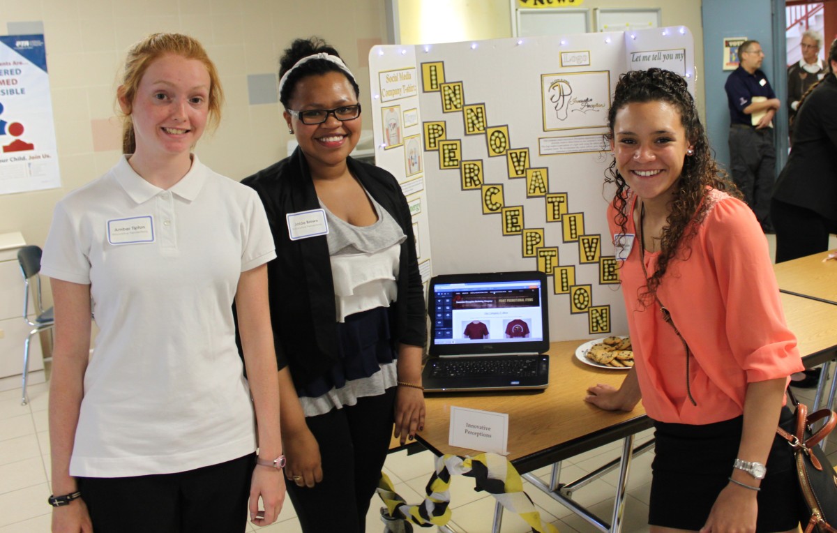 Teachers show students how to use social media as digital marketing ...