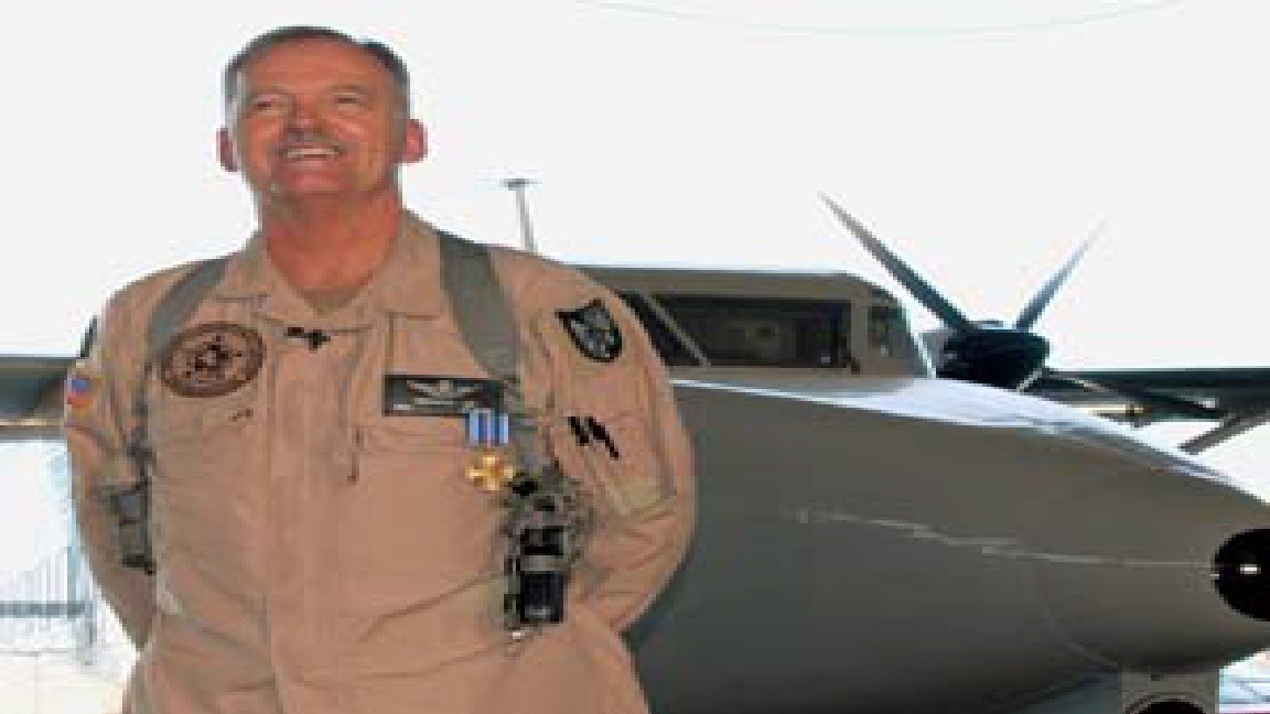 PILOT EARNS DISTINGUISHED FLYING CROSS FOR LANDING PLANE AFTER BEING ...