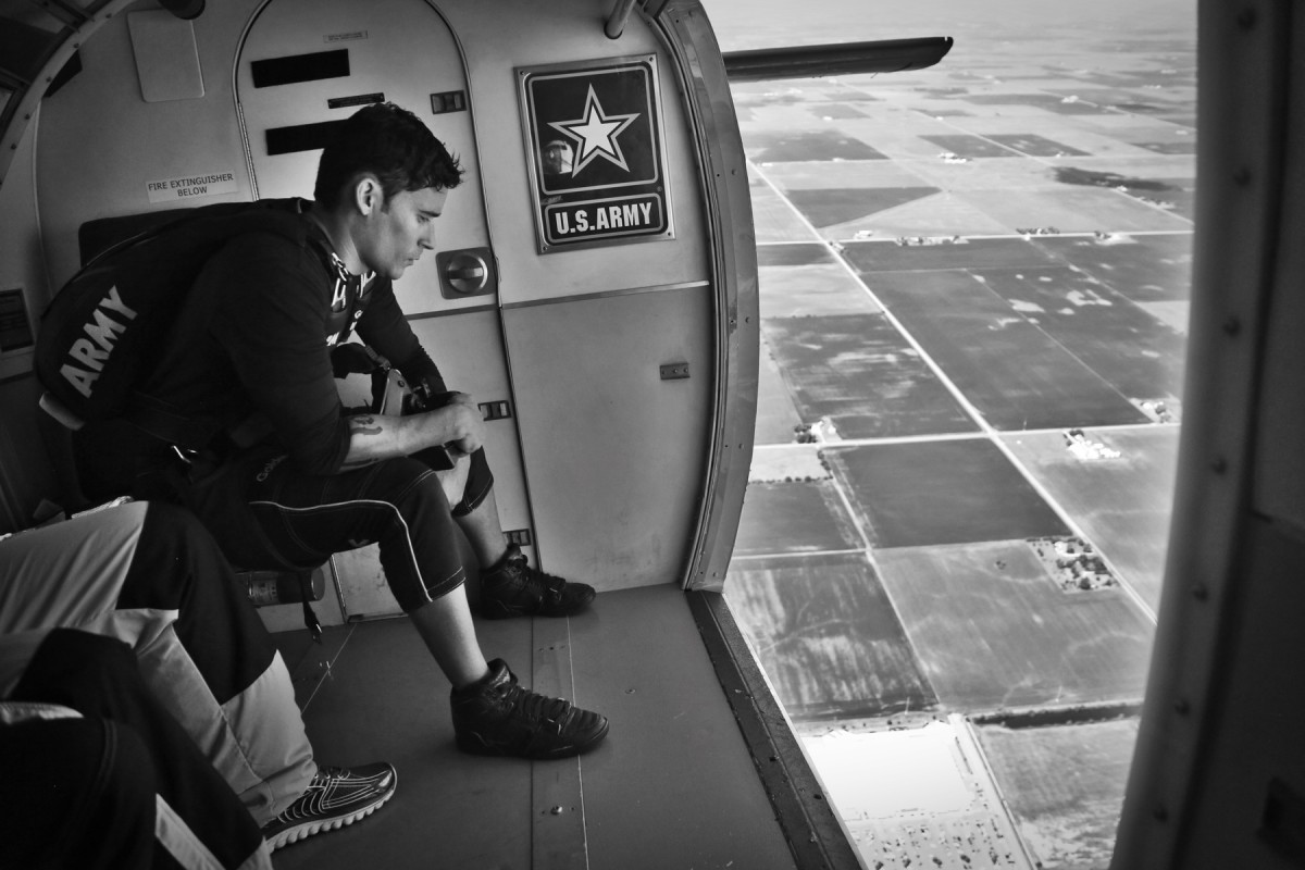 US Army 'Golden Knights' parachute team conducts Tandem Camp in Chicago ... US Army 'Golden Knights' parachute team conducts Tandem Camp in Chicago ...