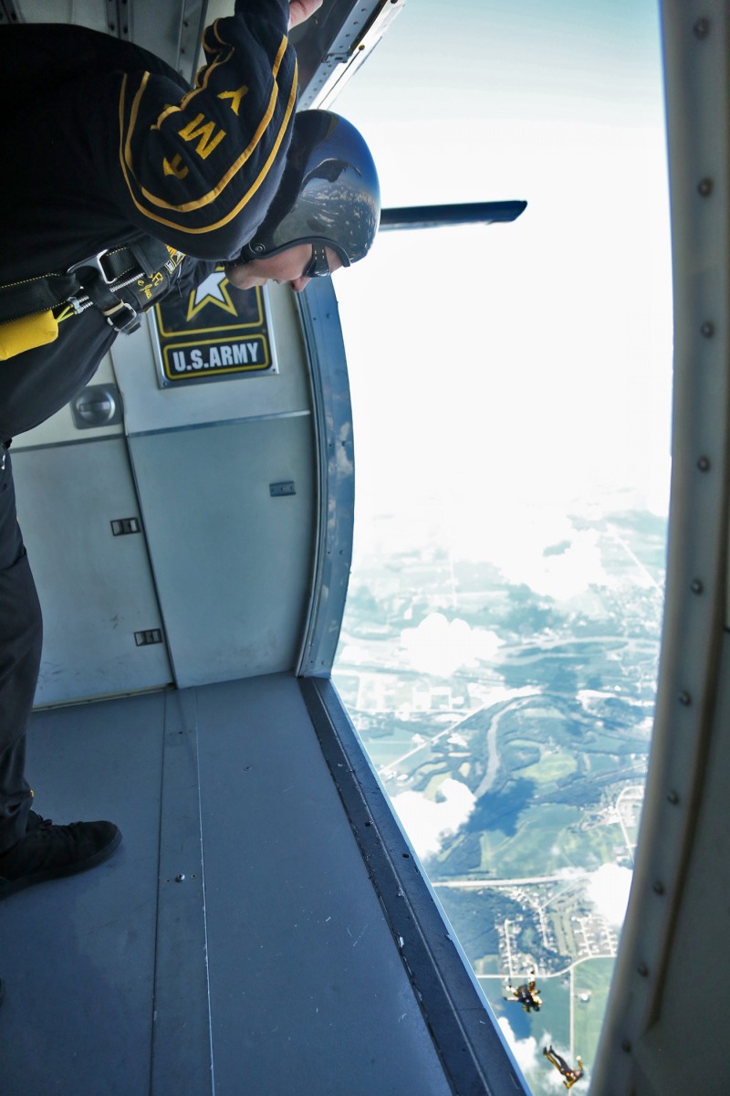 US Army 'Golden Knights' parachute team conducts Tandem Camp in Chicago ... US Army 'Golden Knights' parachute team conducts Tandem Camp in Chicago ...
