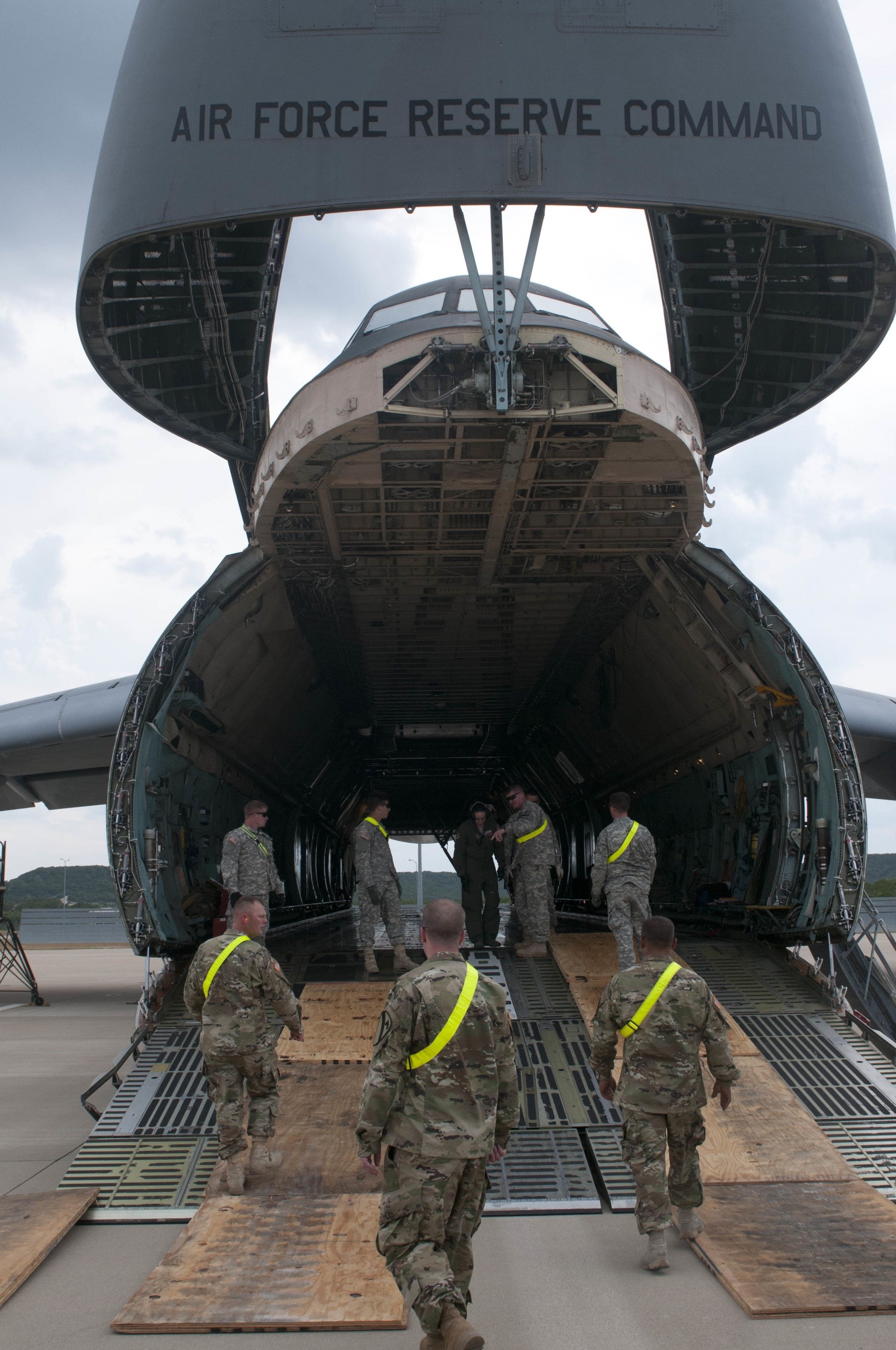 Packing ground power into an aircraft, Cav unit prepares for fast ...