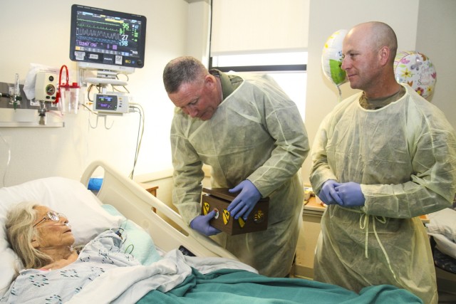 First Team CG, CSM visit 'Hug Lady' | Article | The United States Army